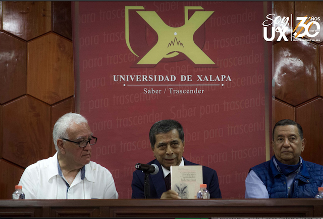 Se lleva a cabo en la Universidad de Xalapa la conferencia magistral y presentación del libro ...